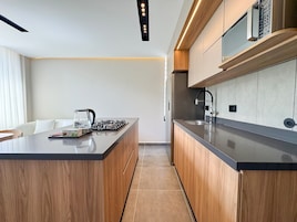 Apartamento superluxo, vista para o jardim | Escrivaninha, espaço de trabalho para notebook, cortinas blackout