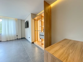 Apartamento superluxo, vista para o jardim | Escrivaninha, espaço de trabalho para notebook, cortinas blackout