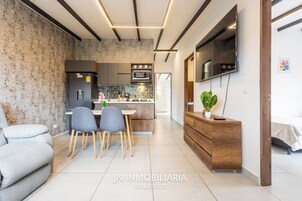 Apartamento superluxo, vista para o jardim | Área de estar