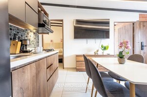 Apartamento superluxo, vista para o jardim | Cozinha privada | Micro-ondas, cooktop, lava-louças, talheres/pratos/utensílios de cozinha