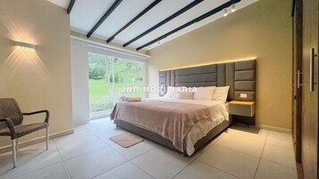 Apartamento superluxo, vista para o jardim | Escrivaninha, espaço de trabalho para notebook, cortinas blackout