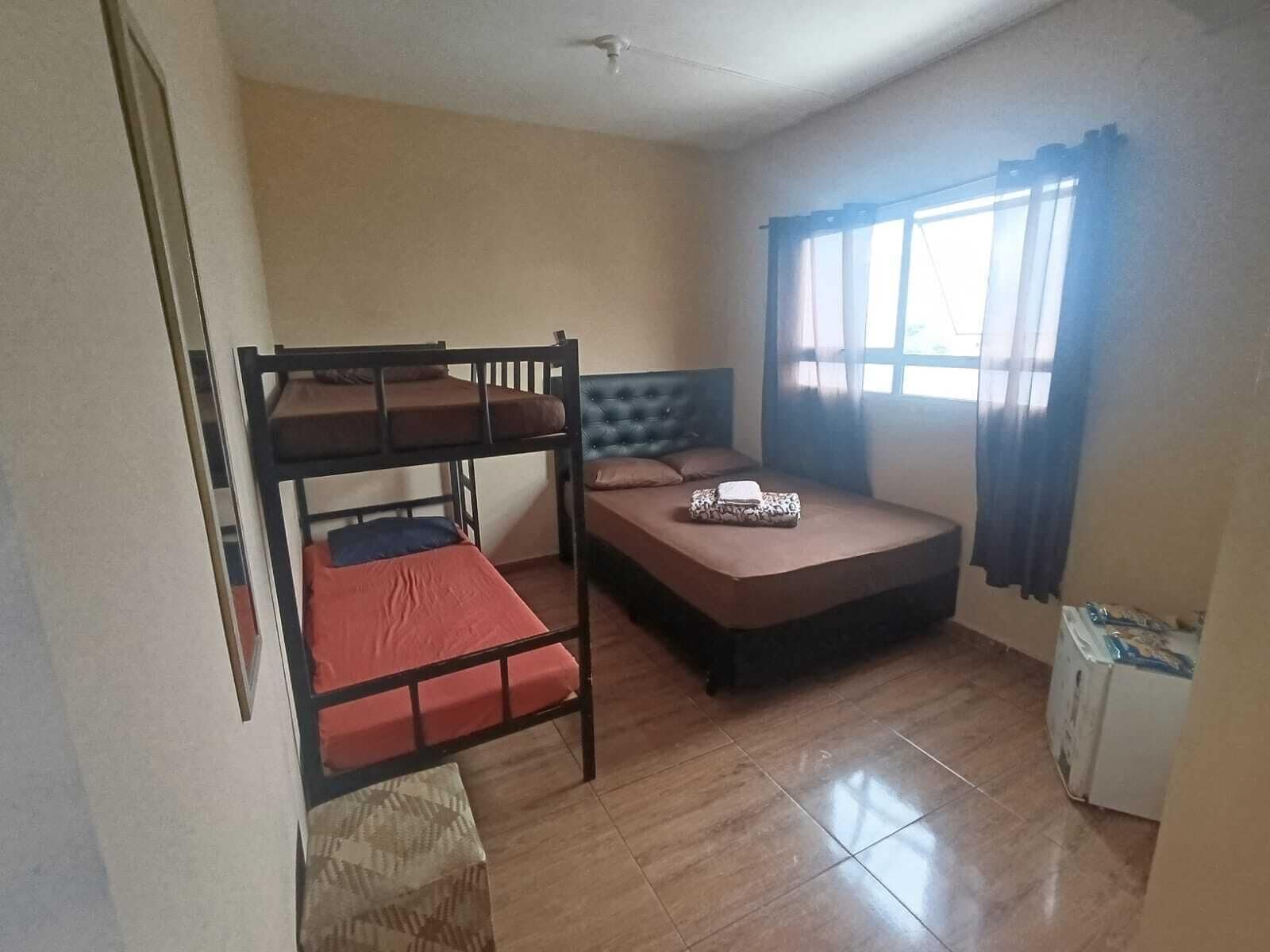 Quarto Quádruplo Familiar, Vista para a cidade | Ferro/tábua de engomar, Wi-fi grátis 