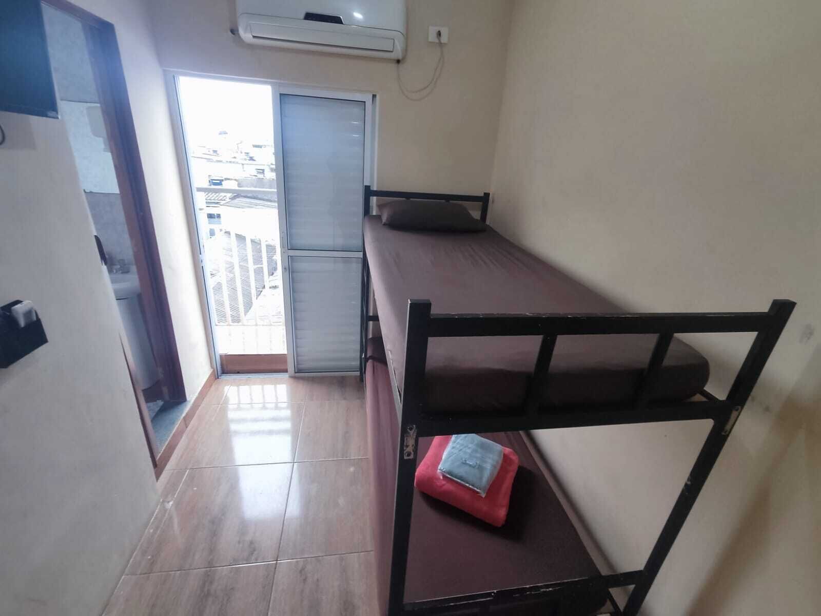 Quarto Twin Básico, varanda, Vista para a cidade | Ferro/tábua de engomar, Wi-fi grátis 