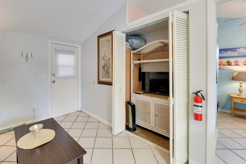 1 Mi To Nokomis Beach: Quiet Getaway W/ Fire Pit - Venice Beach, FL