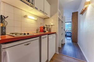 Minifrigorífico, um micro-ondas, um forno, uma placa de cozinha 