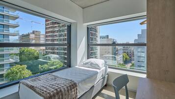 Cofre no quarto, secretária