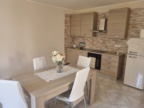 Casa geminada básica, vista para a montanha | Cozinha privada