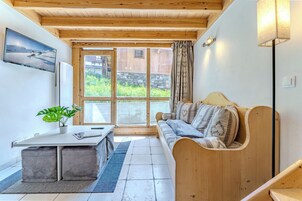 Apartamento Deluxe, varanda, vista para o jardim | Sala de estar | Smart TV de 33 polegadas com canais digitais 
