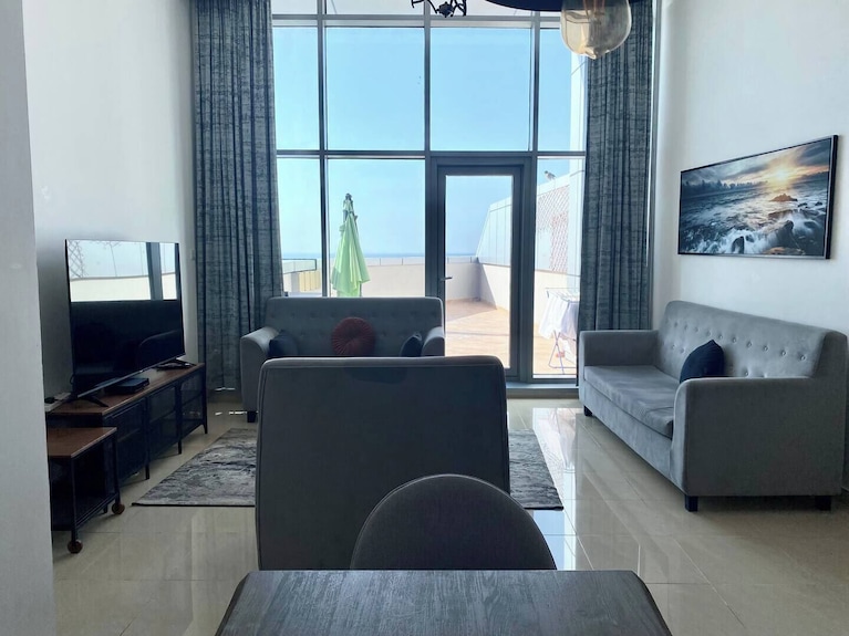 Elegant Beachfront Apartment With Sea Views - Ajman