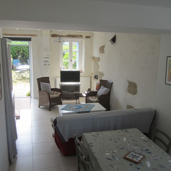 Pen Ty Lumineux Avec Jardinet Clos, En Plein Cœur De La Côte De Granit Rose - Trégastel