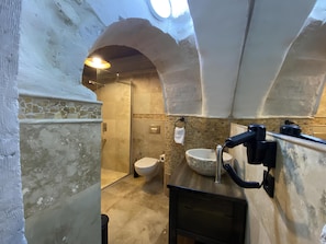 Quarto Duplo Económico, vista para o jardim | Casa de banho | Artigos de higiene pessoal grátis, um secador de cabelo, chinelos