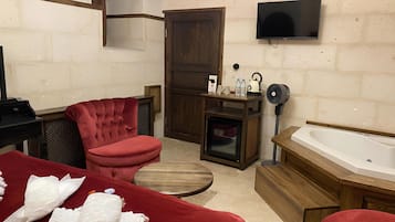 Suite-Estúdio de Luxo, vista para o pátio | Cofre no quarto, secretária, quartos insonorizados