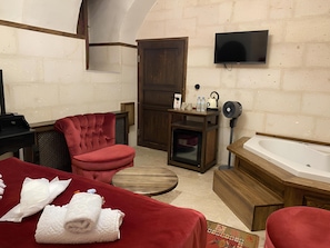 Suite-Estúdio de Luxo, vista para o pátio | Cofre no quarto, secretária, quartos insonorizados