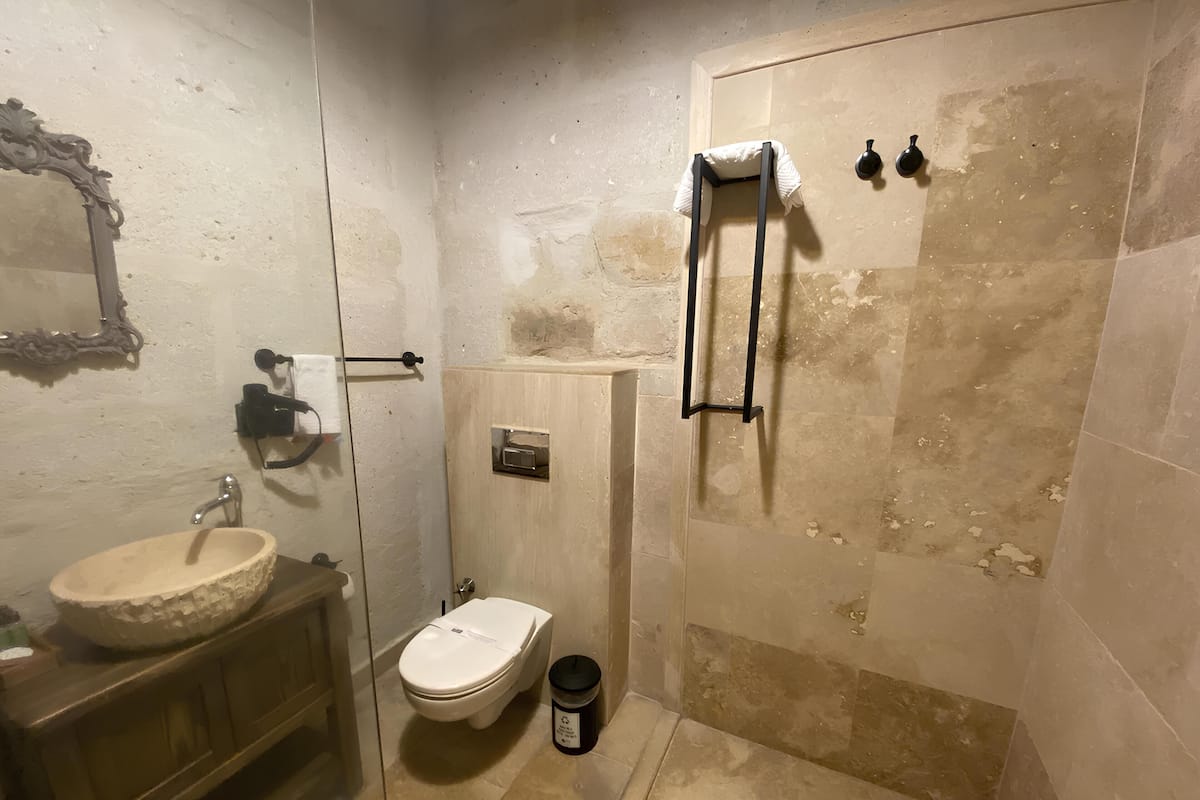 Quarto Quádruplo Comfort, varanda, vista para o jardim | Casa de banho | Artigos de higiene pessoal grátis, um secador de cabelo, chinelos