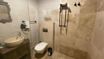 Quarto Quádruplo Comfort, varanda, vista para o jardim | Casa de banho | Artigos de higiene pessoal grátis, um secador de cabelo, chinelos