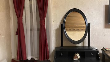 Quarto Quádruplo Comfort, varanda, vista para o jardim | Cofre no quarto, secretária, quartos insonorizados