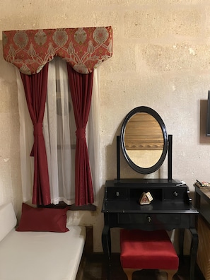 Quarto Quádruplo Comfort, varanda, vista para o jardim | Cofre no quarto, secretária, quartos insonorizados
