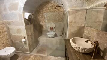 Quarto Comfort, vista para o pátio | Casa de banho | Artigos de higiene pessoal grátis, um secador de cabelo, chinelos