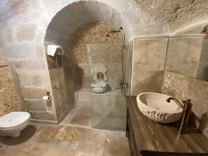 Quarto Comfort, vista para o pátio | Casa de banho | Artigos de higiene pessoal grátis, um secador de cabelo, chinelos 