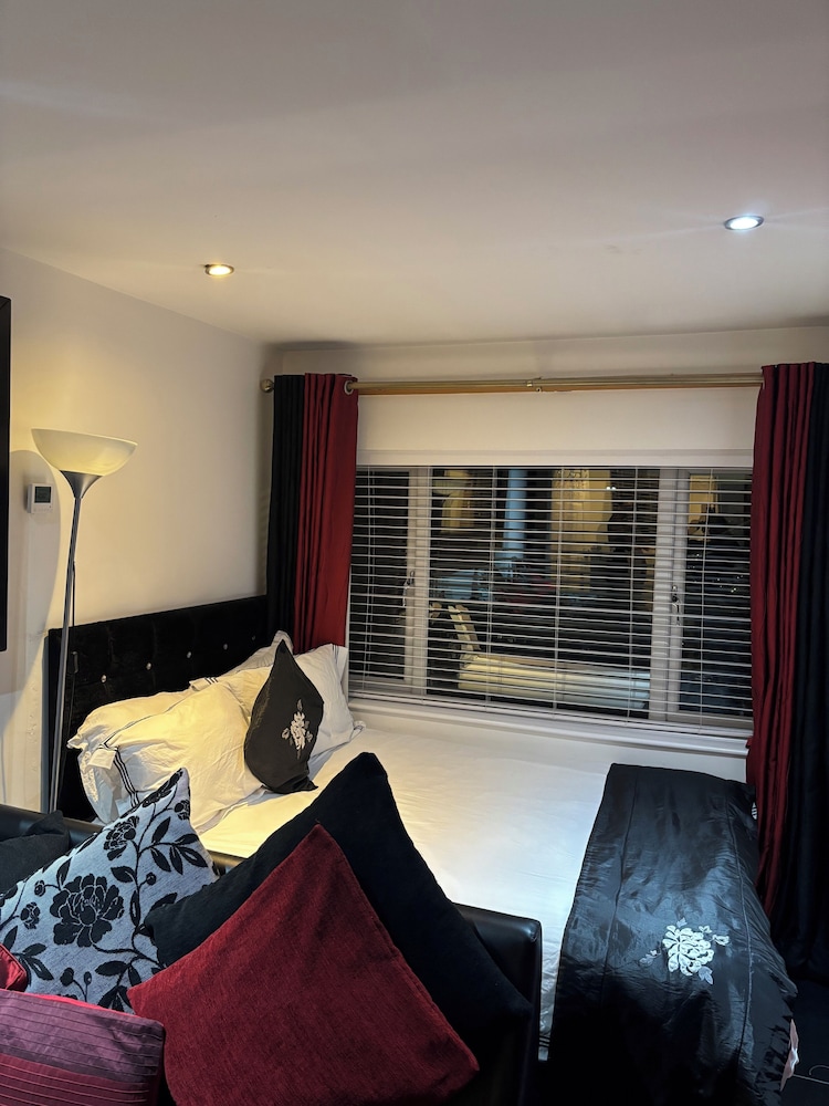 Amazing studio room in a beautiful house - Corringham | Vrbo