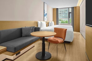 Quarto empresarial, 2 camas de casal, vista para a cidade | Ferros/tábuas de passar roupa, Wi-Fi de cortesia
