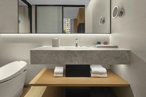 Suíte, 1 cama King, vista para a cidade | Banheiro | Secador de cabelo, roupões de banho, chinelos