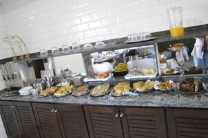 Café da manhã com buffet grátis todos os dias