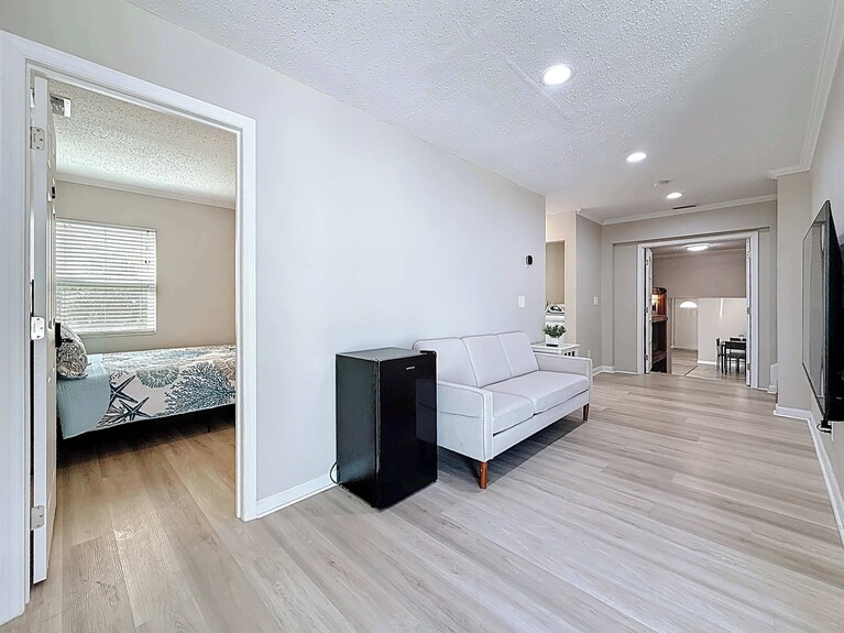 Largo 7br 4ba Sunny Shores Getaway With Spa - St. Petersburg, FL