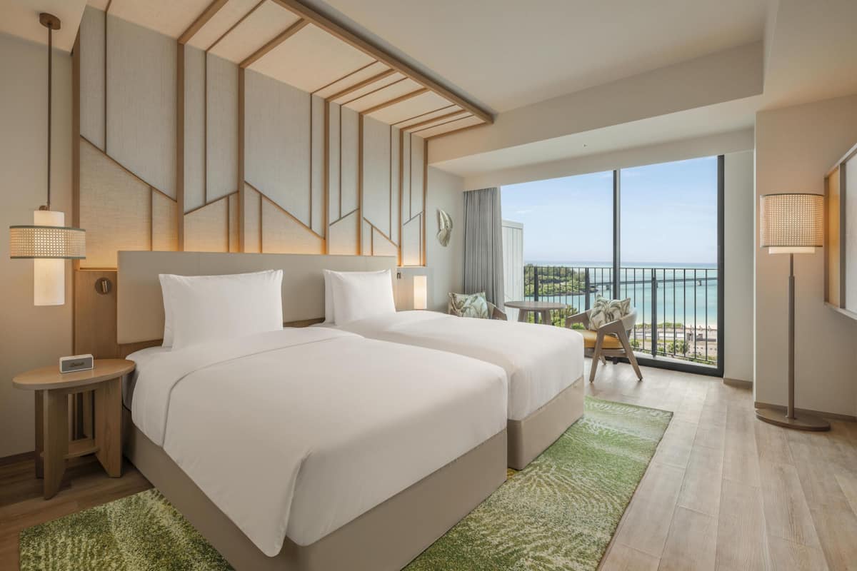 Quarto luxo, 2 camas de solteiro, sacada | Frigobar, cofres nos quartos, escrivaninha, cortinas blackout