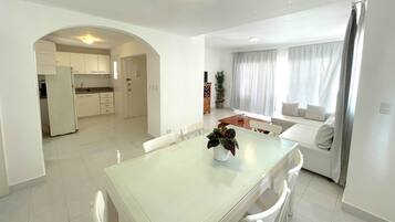 Apartamento, varanda, vista para o mar | Cozinha privada | Um frigorífico, uma cafeteira/bule, utensílios de cozinha