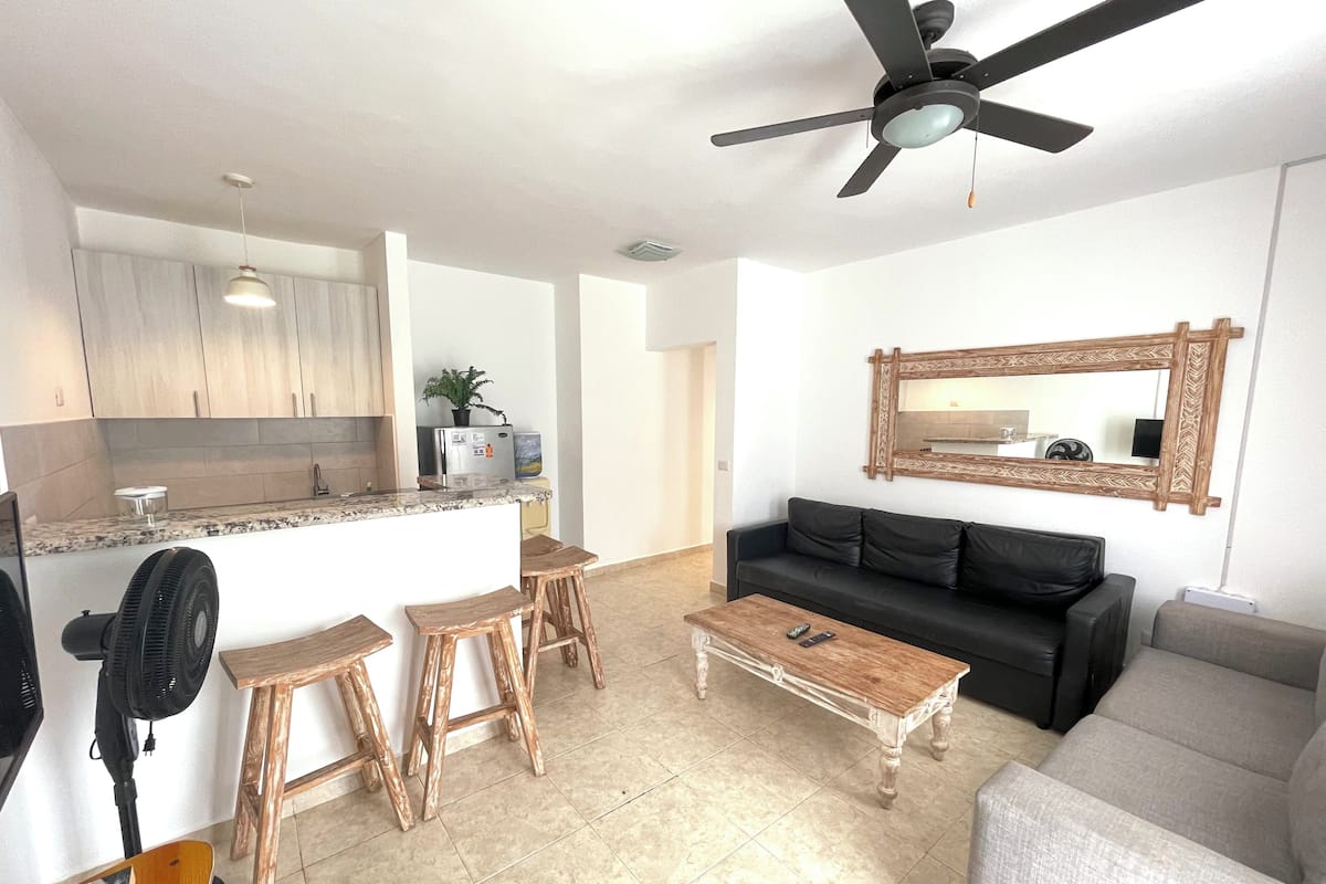 Apartamento, 2 quartos, terraço, vista para a piscina | Sala de estar | Televisor LCD 