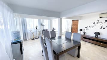 Apartamento luxo, 2 quartos, vista para o oceano | Opções para refeição no quarto