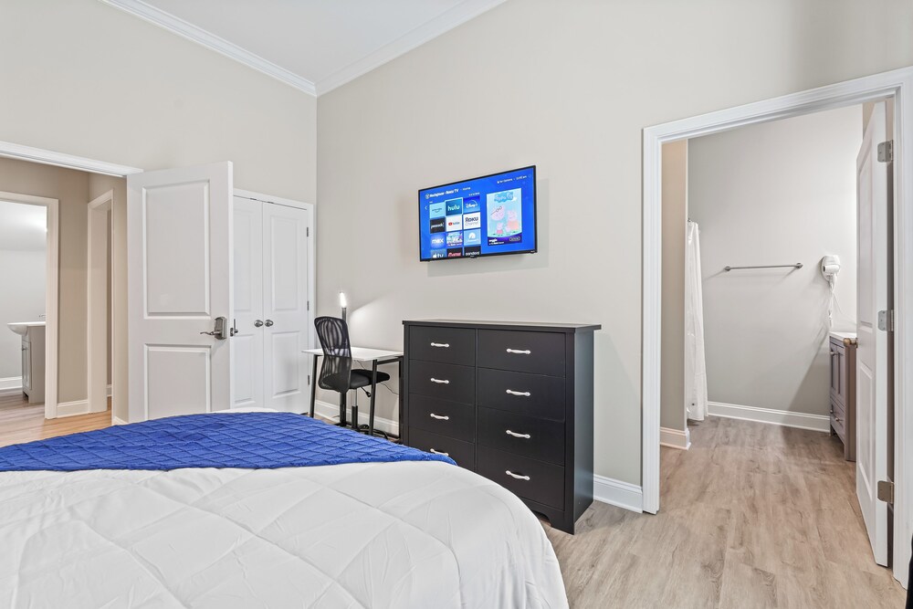 Executive Room C - Private Bath, Desk, Fast WiFi for Monthly Stays ...