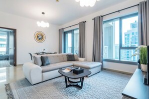 Apartamento Deluxe, 1 quarto, varanda, Vista para a cidade | Sala de estar | TV de ecrã plano, Netflix, serviços de streaming 
