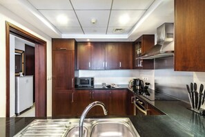 Apartamento Deluxe, 1 quarto, varanda, Vista para a cidade | Cozinha privada | Um frigorífico, um micro-ondas, um forno, uma placa de cozinha 