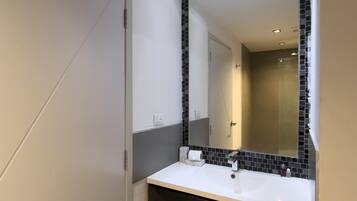 Apartamento Comfort, varanda, vista para o jardim | Casa de banho | Um polibã, um chuveiro fixo, um secador de cabelo, toalhas fornecidas