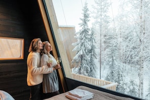 Glow Spa Chalets with Jacuzzi | Vista do quarto
