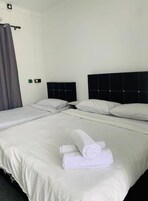 Quarto Familiar, vista para a piscina | Secretária, Wi-fi grátis 