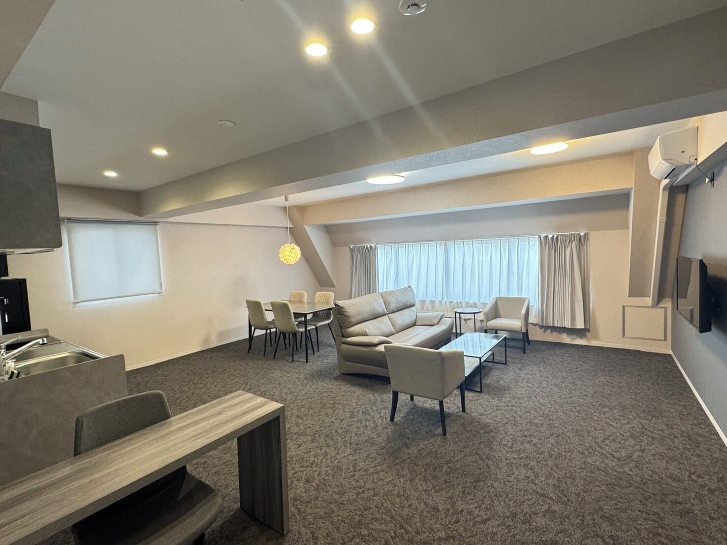 Suite Familiar | Sala de estar | Televisor de ecrã plano de 27 polegadas com canais por cabo 