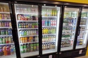 Dispensadores de bebidas refrigeradas com diversas opções.