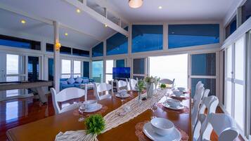 Villa, vista para o oceano | Sala de jantar