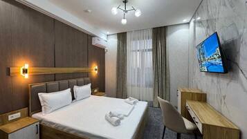 Quarto Duplo Comfort | Casa de banho | Artigos de higiene pessoal grátis, um secador de cabelo, chinelos