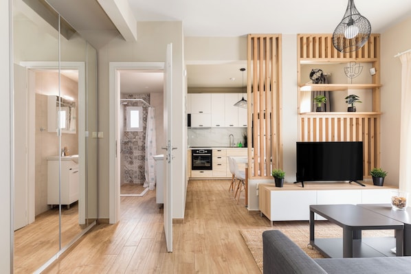 Apartamento, 1 quarto, varanda, Vista para a cidade | Sala de estar | Televisor de ecrã plano de 40 polegadas com canais digitais