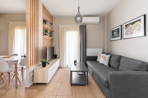 Apartamento, 1 quarto, varanda, Vista para a cidade | Sala de estar | Televisor de ecrã plano de 40 polegadas com canais digitais