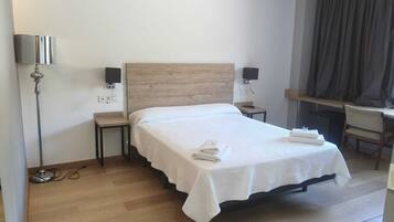 Quarto casal conforto | Escrivaninha, espaço de trabalho para notebook, Wi-Fi de cortesia