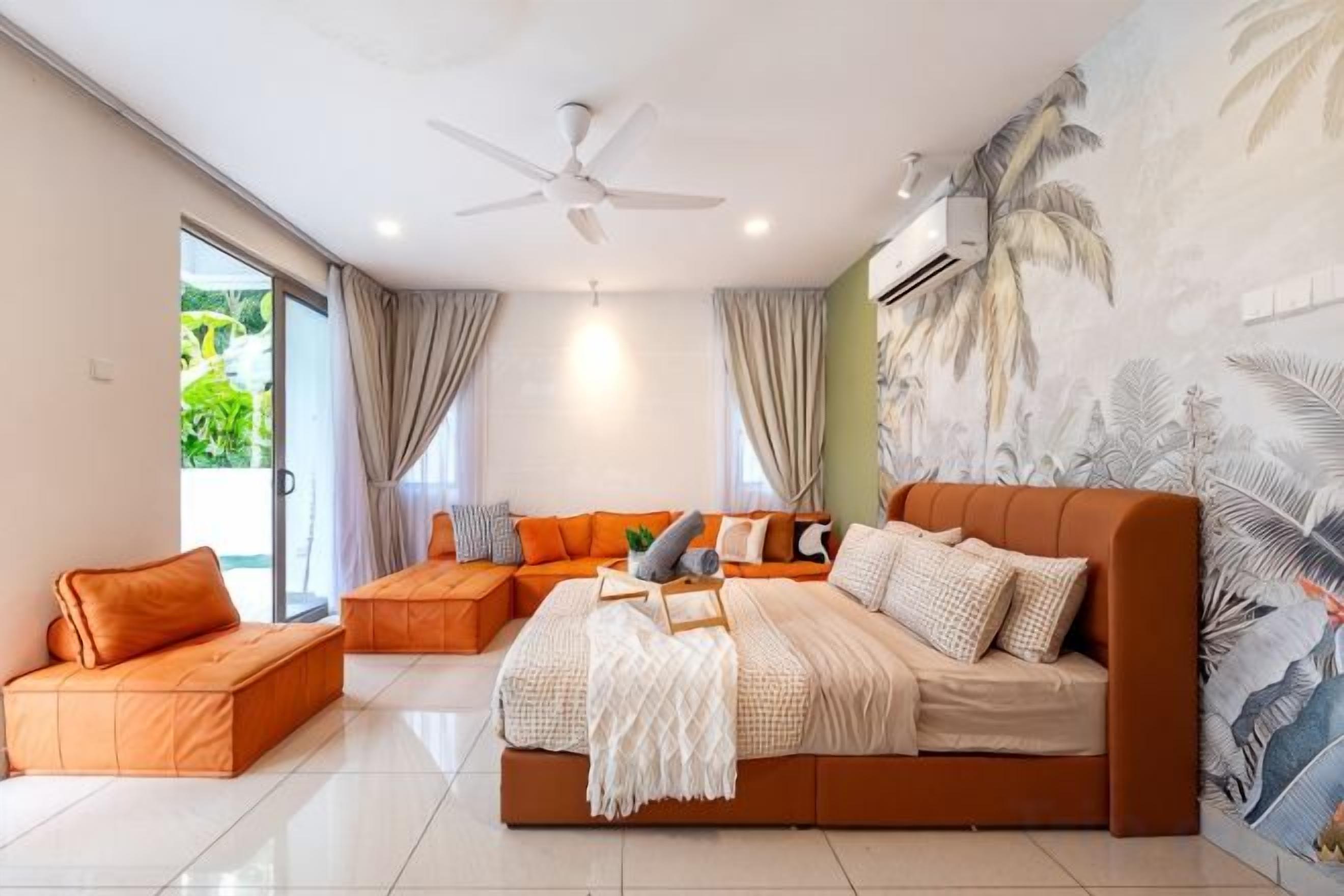 Quarto moderno com uma cama grande, um sofá e uma varanda.