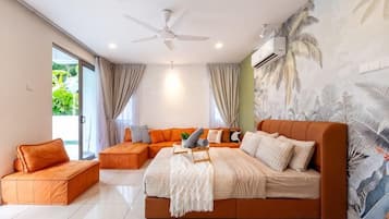 Quarto moderno com uma cama grande, um sofá e uma varanda.