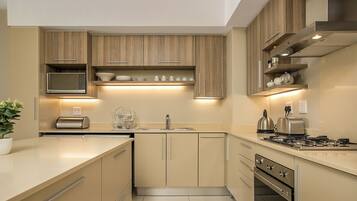 Apartamento luxo | Cozinha privada | Geladeira, micro-ondas, fogão, cooktop