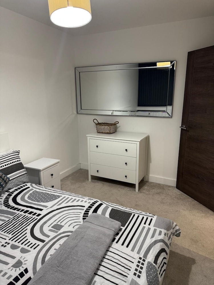 Modern Flat In Old Trafford Sleeps 4| Free Parking - Manchester | Stayz