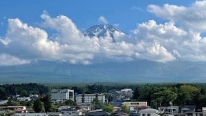 Uma cidade com uma montanha nevada imponente ao fundo.